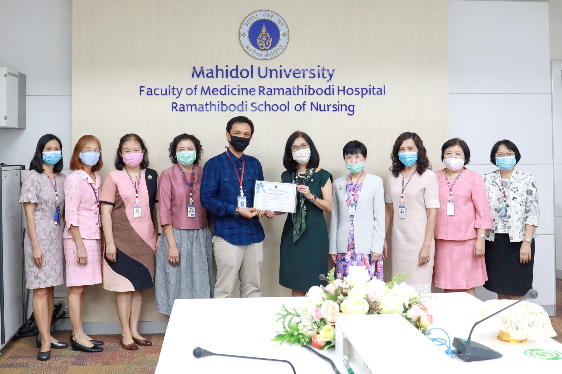 ผู้อำนวยการโรงเรียนพยาบาลรามาธิบดี พร้อมด้วยผู้บริหารโรงเรียนพยาบาล ...